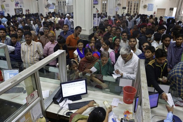 Huge rush at banks, dried ATMs seen on 10th day too - Telugu360