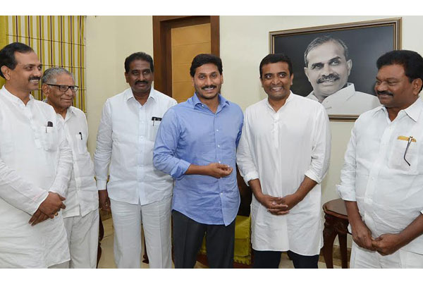 Kasu Mahesh Reddy joining YSRCP