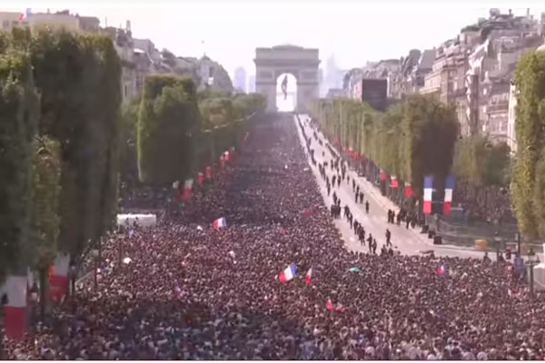 Video : Victory parade - France welcomes home world champions