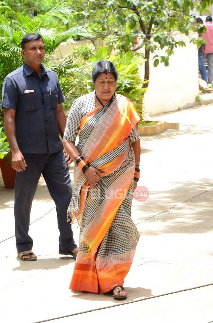 Photos : Celebs homage to Harikrishna