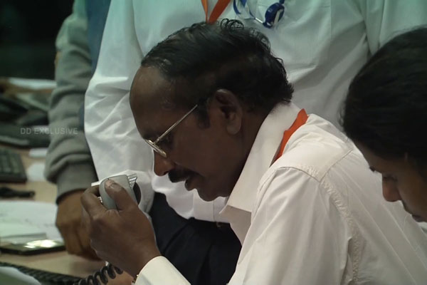 ISRO chief breaks down, Modi hugs, consoles him ISRO chief breaks down, Modi hugs, consoles him
