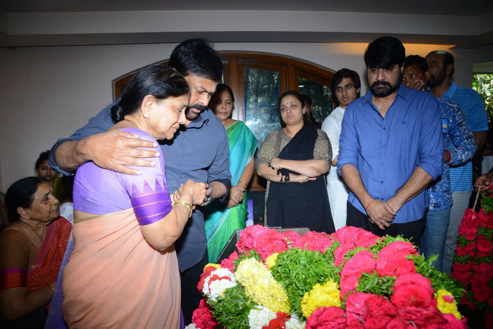 Celebs pay homage to Srikanth Father