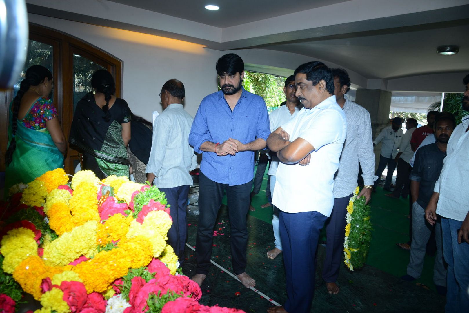 Celebs pay homage to Srikanth Father