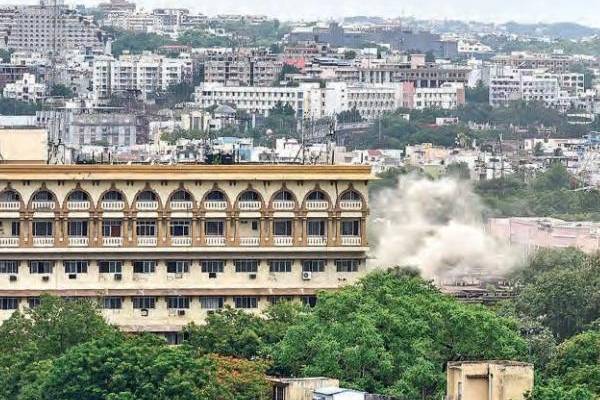 Telangana HC halts demolition of Secretariat building Telangana HC halts demolition of Secretariat building