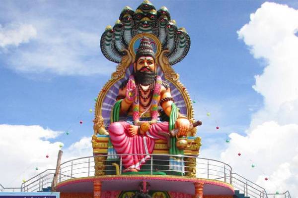 One peetham, three claimants, one solution