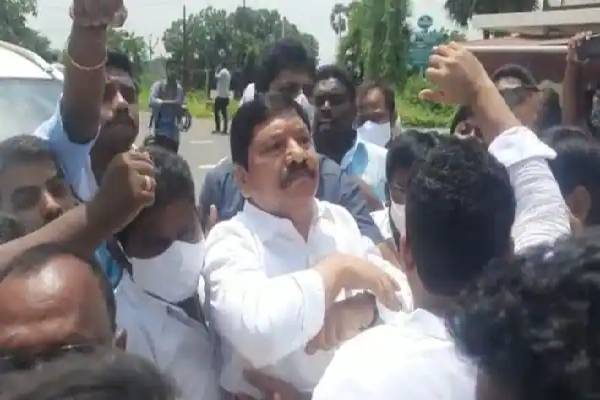 YSRCP MLA Jogi Ramesh, activists attack Naidu's house!