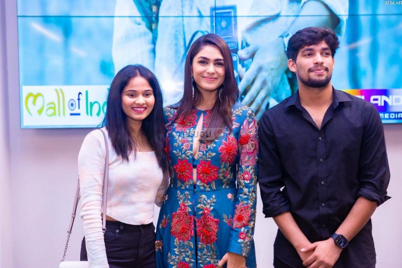 Sitaramam heroine Mrunal Thakur at Chicago - Telugu360