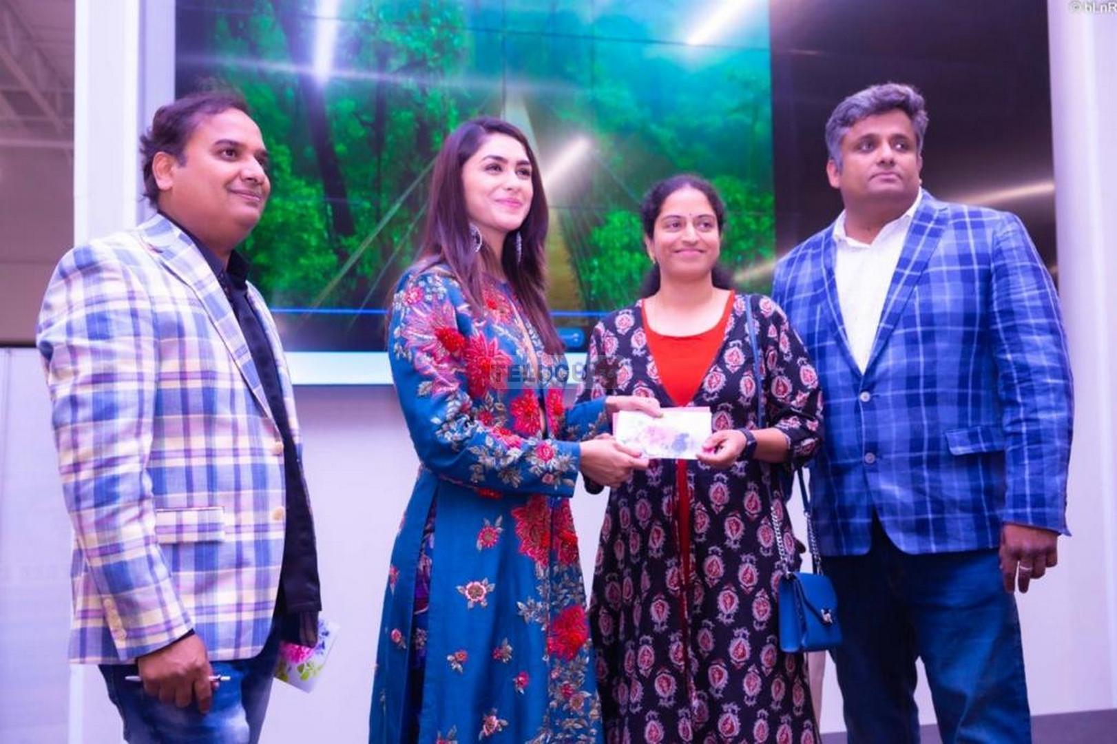 Sitaramam heroine Mrunal Thakur at Chicago - Telugu360