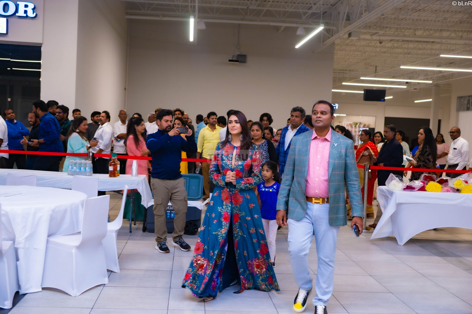 Sitaramam heroine Mrunal Thakur at Chicago