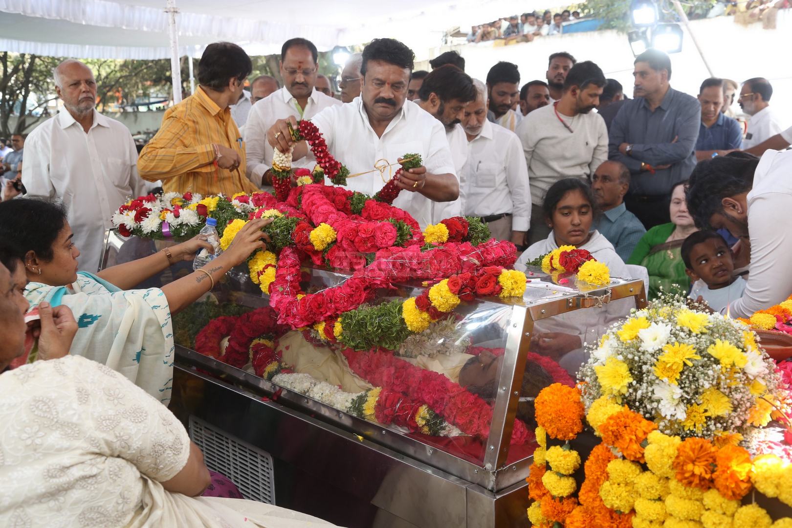 Celebs Pay Homage to Taraka Ratna Day 2