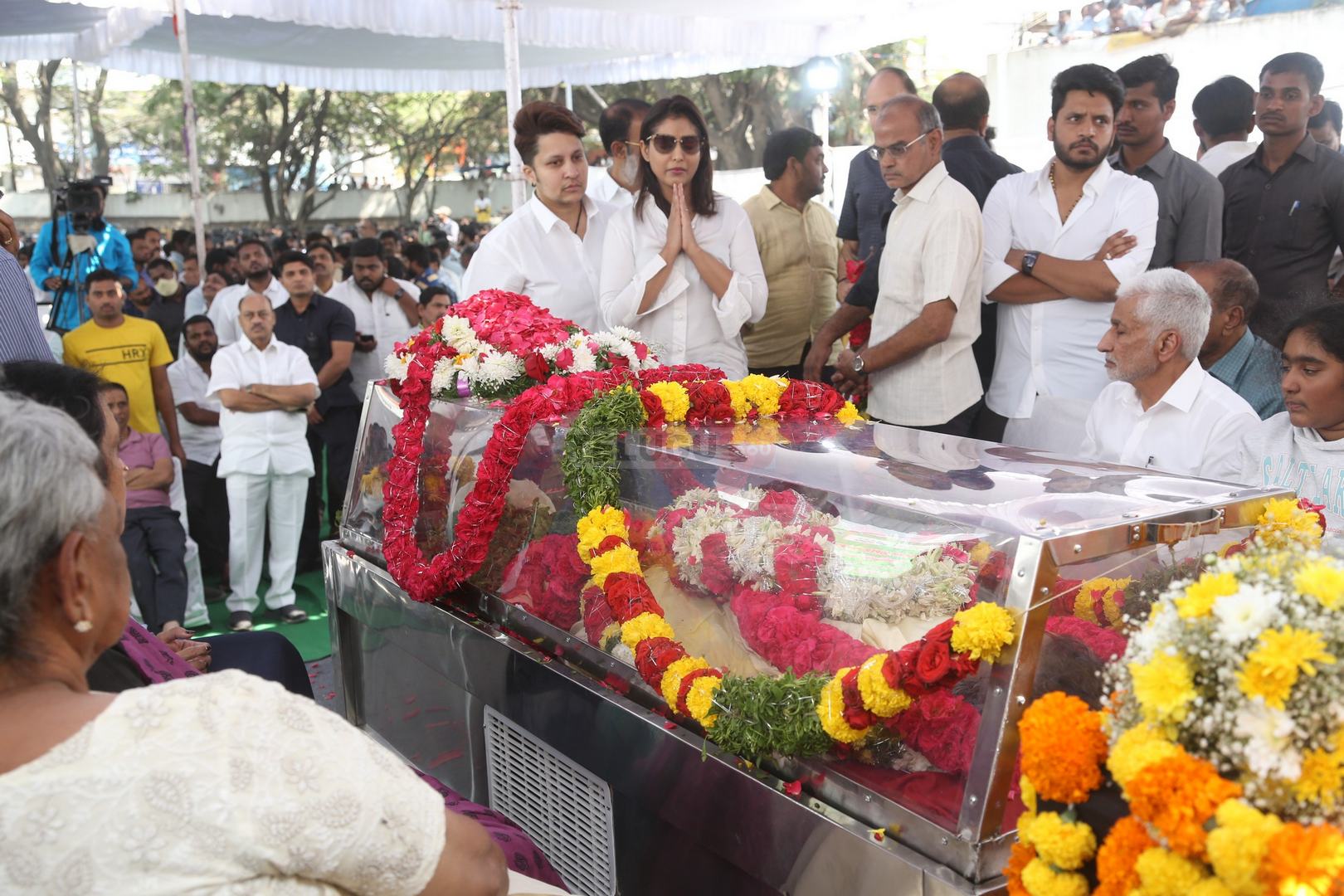 Celebs Pay Homage to Taraka Ratna Day 2