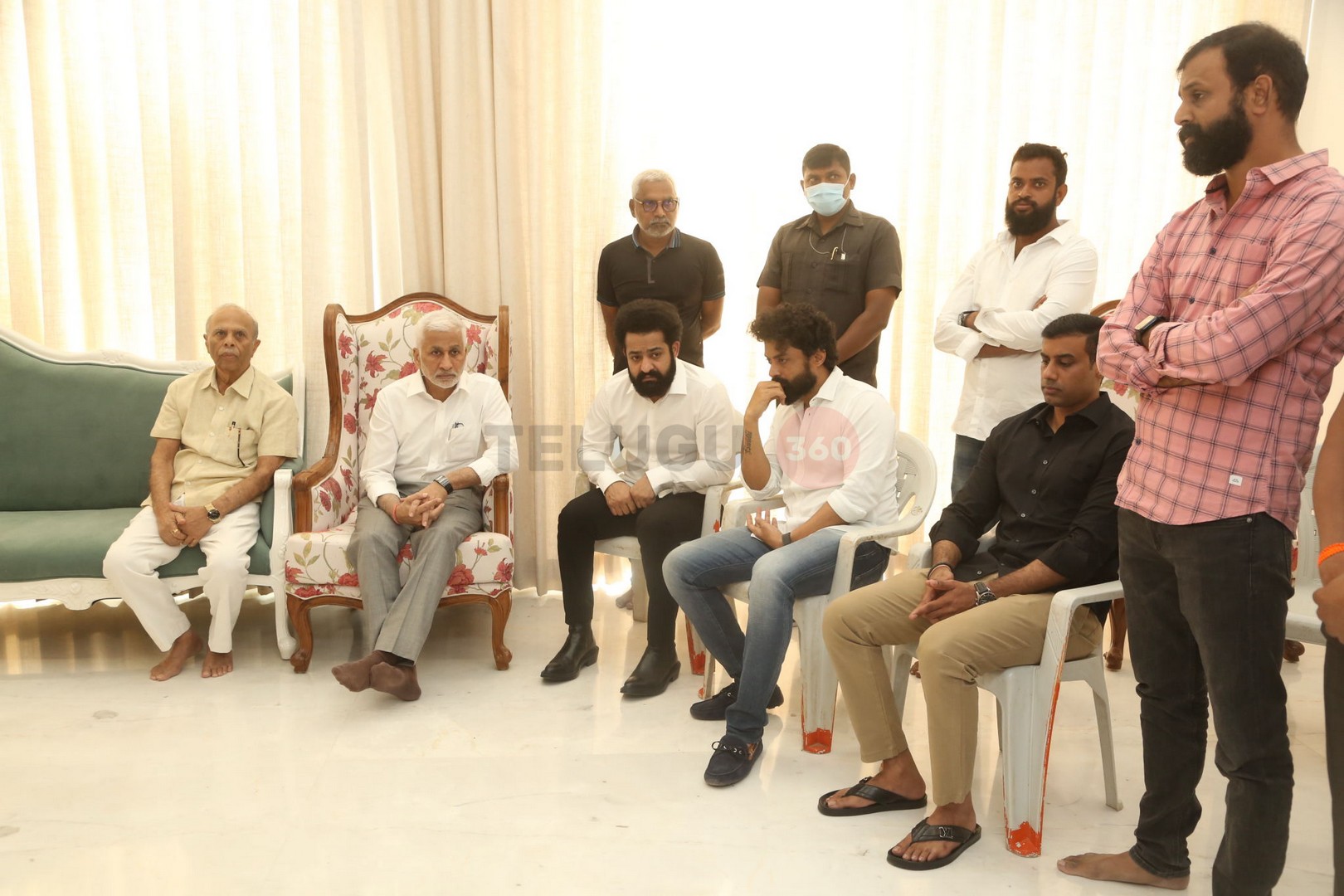 Taraka Ratna's body brought to Hyderabad; Junior NTR, others pay last respects