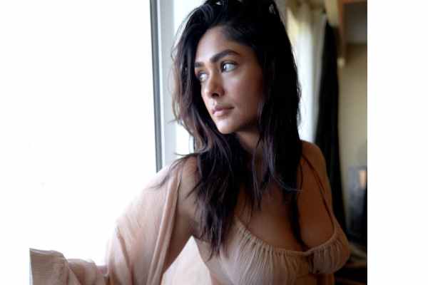 Pic Talk: Super hot Mrunal Thakur - Telugu 360
