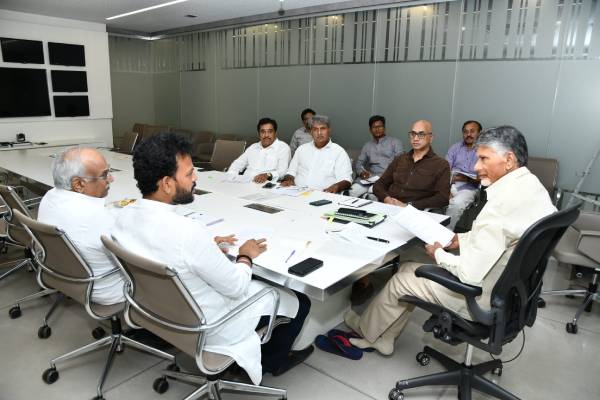 Raise voice in Parliament on Jagan's destructive rule, Naidu tells party MPs