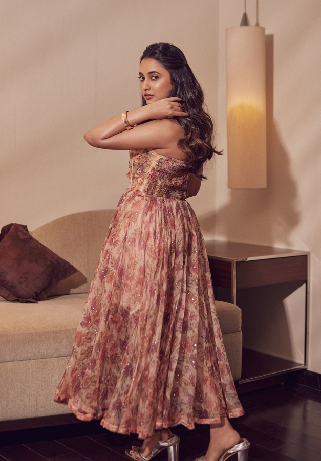 Priyanka Arul Mohan Twirling Pics - Telugu360