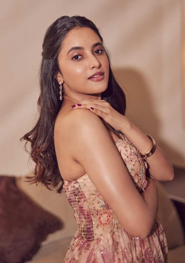 Priyanka Arul Mohan Twirling Pics - Telugu360