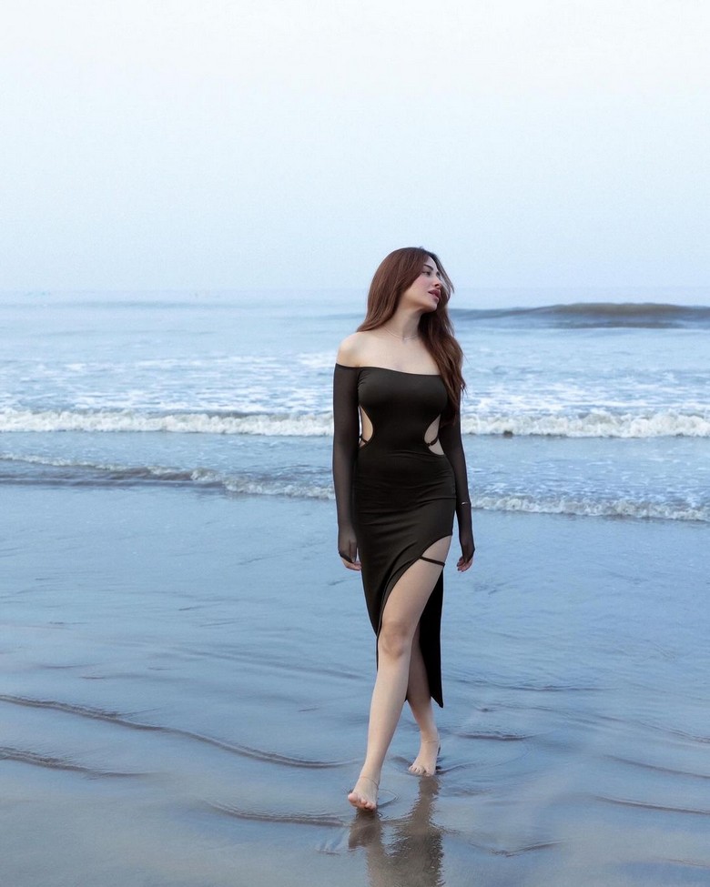 Mahira Sharma hotness at beach - Telugu360