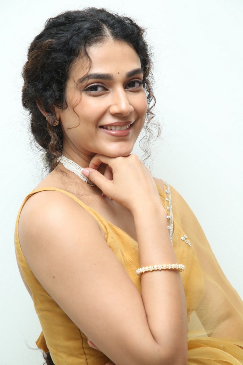 Aakansha Singh latest pictures - Telugu360