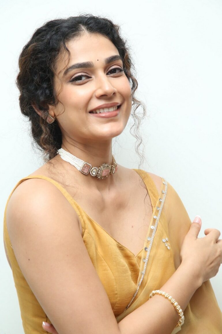 Aakansha Singh latest pictures - Telugu360